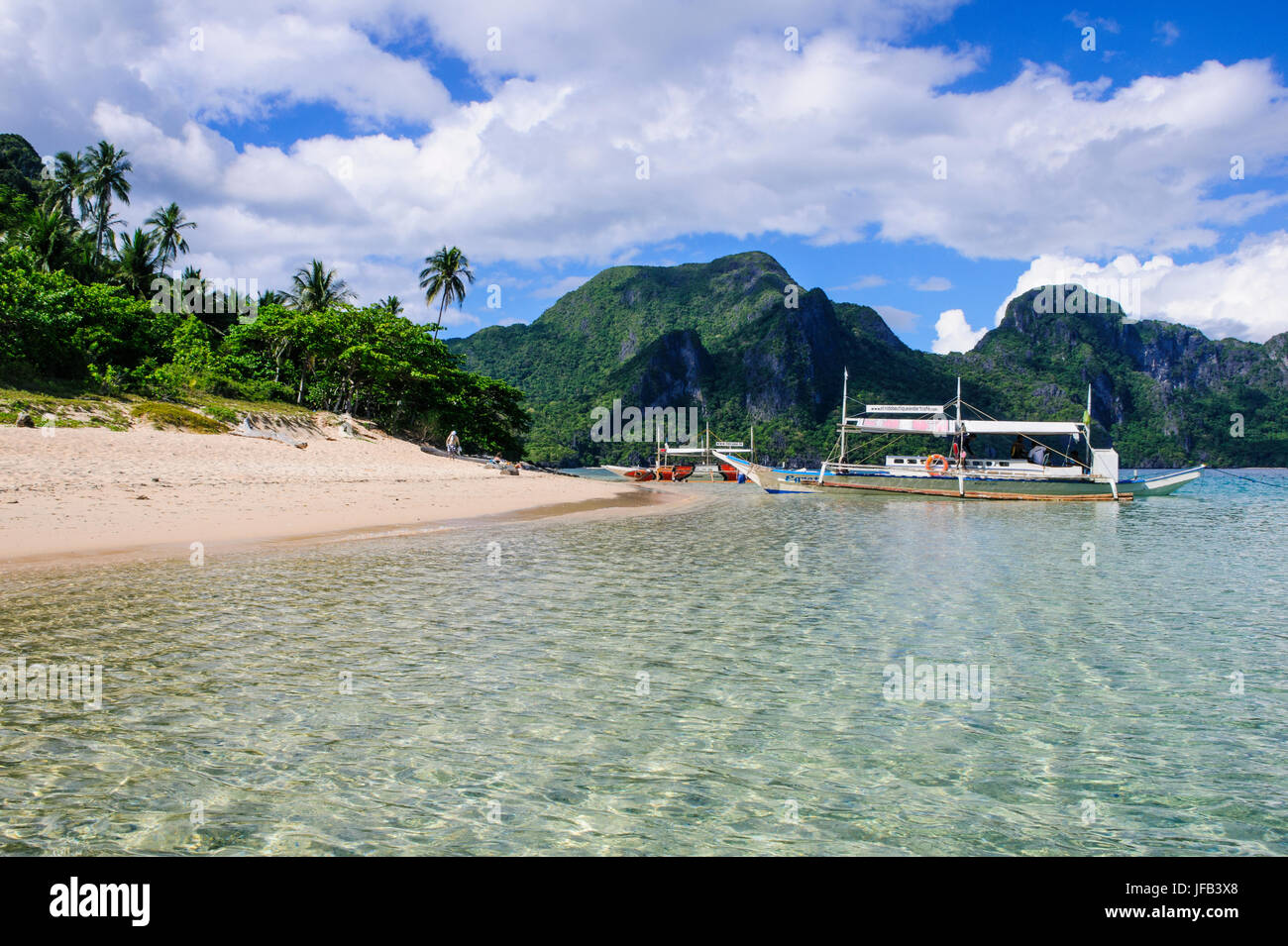 Long sandy beach in the Bacuit archipelago, Palawan , Philippines Stock ...