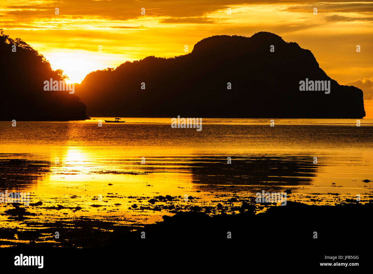 Dramatic sunset light over the bay of El Nido, Bacuit Archipelago ...