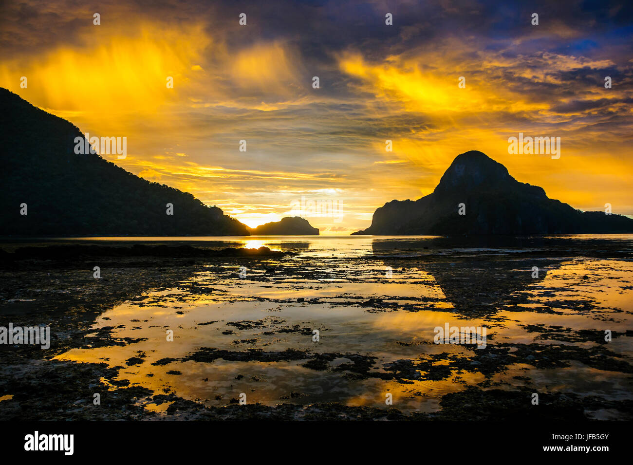Dramatic sunset light over the bay of El Nido, Bacuit Archipelago ...