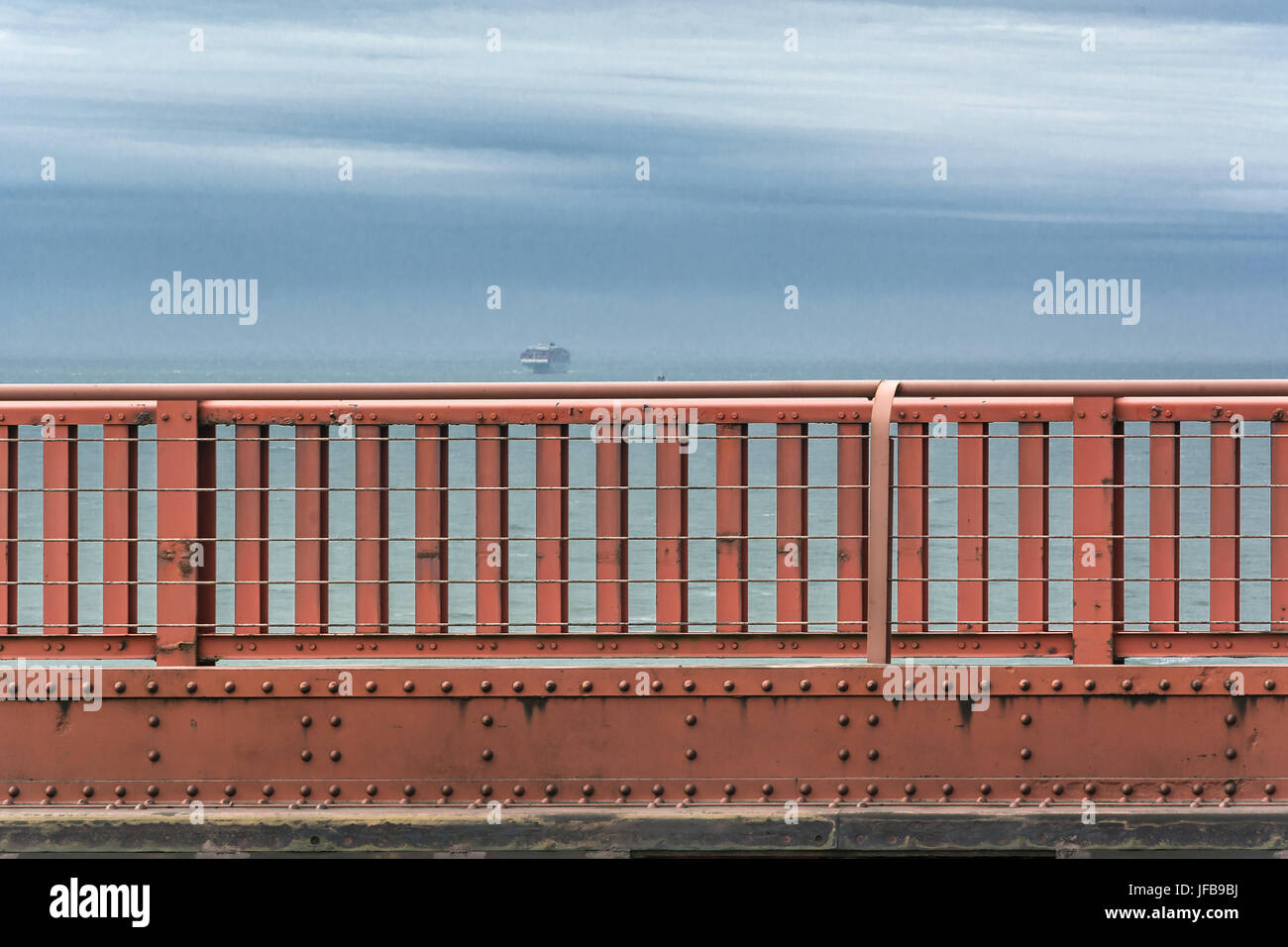 Bridge parapet hi-res stock photography and images - Alamy