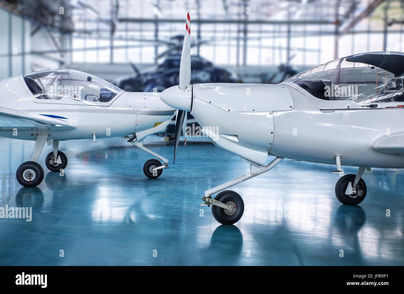White propeller planes hi-res stock photography and images - Alamy