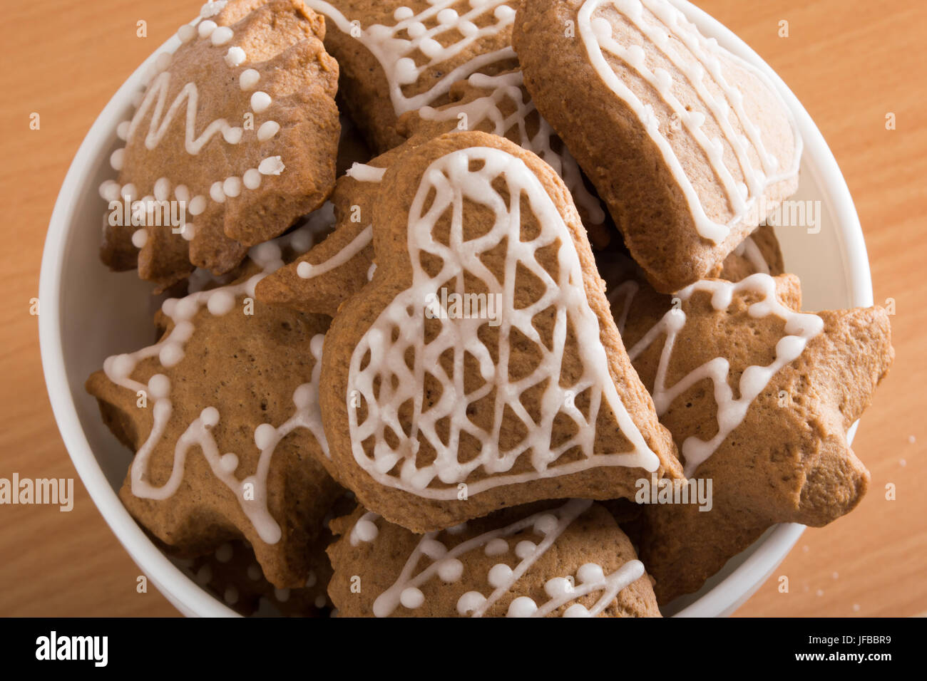 Bowl with gingerbread cookies Stock Photo - Alamy