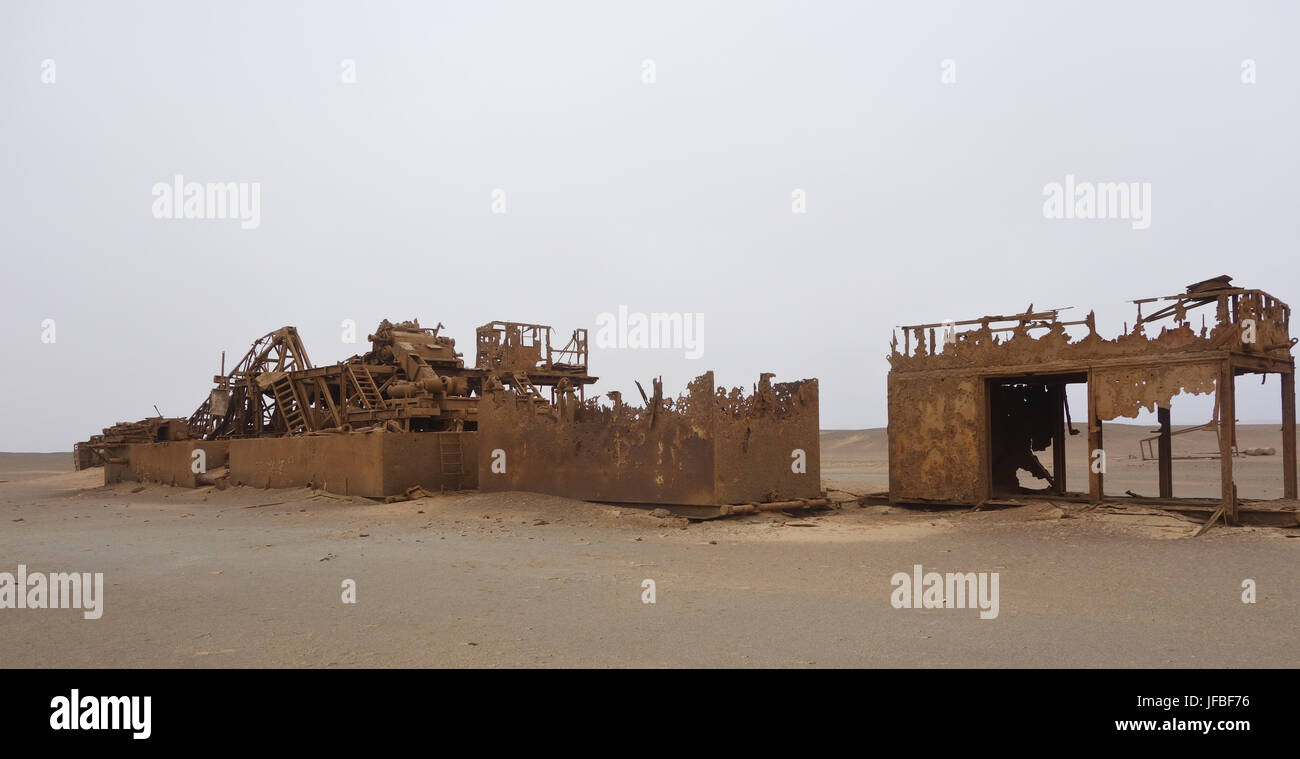 Abandoned oil rig hi-res stock photography and images - Alamy