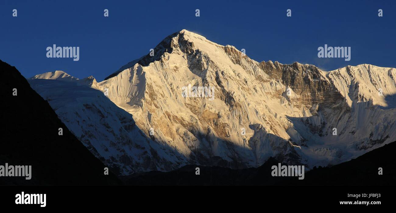 Cho oyu hi-res stock photography and images - Alamy