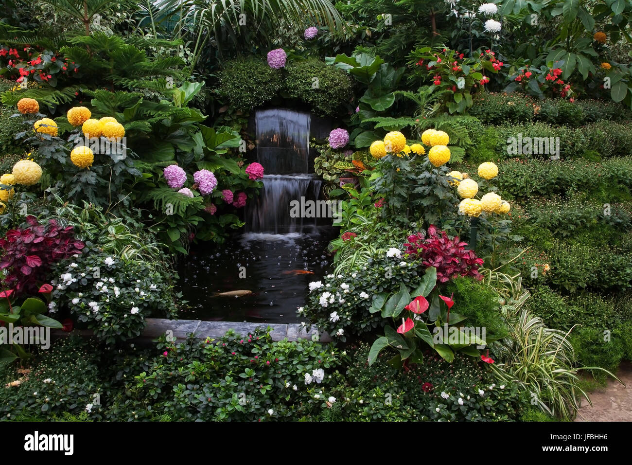 Luxury Fountain Mirror stream Stock Photo - Alamy