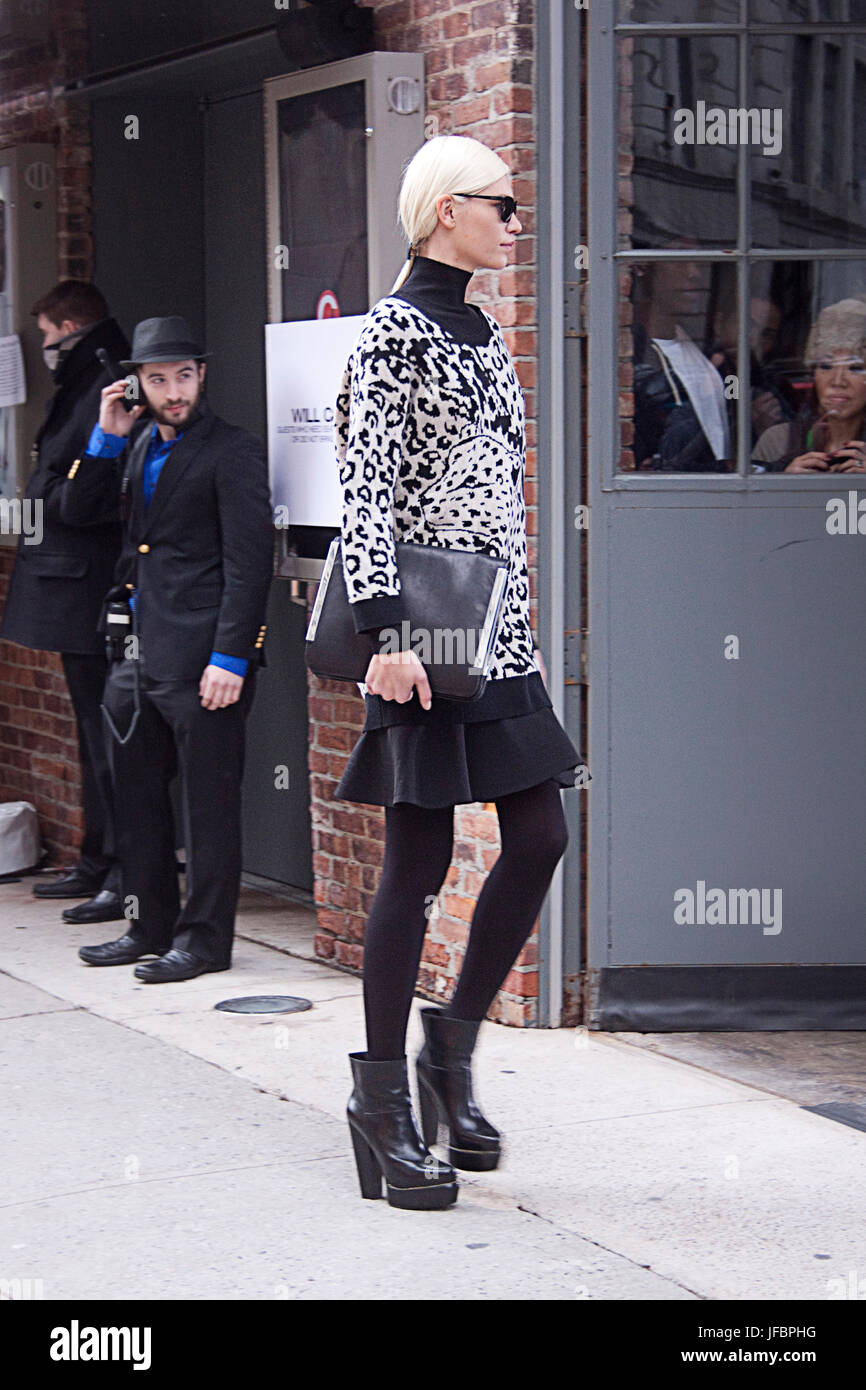 Catwalk models hi-res stock photography and images - Alamy