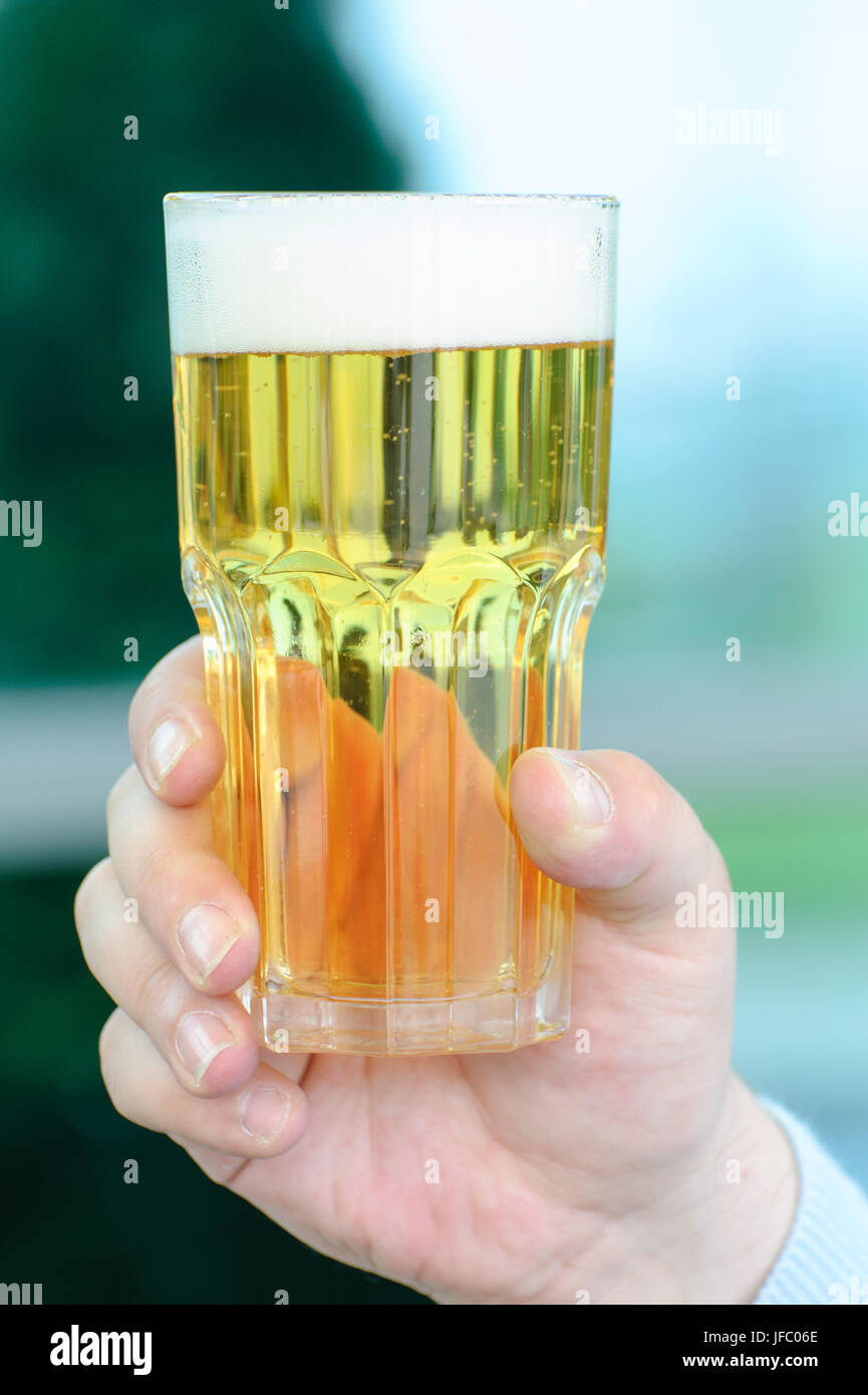 Hand holding glass beer hi-res stock photography and images - Alamy