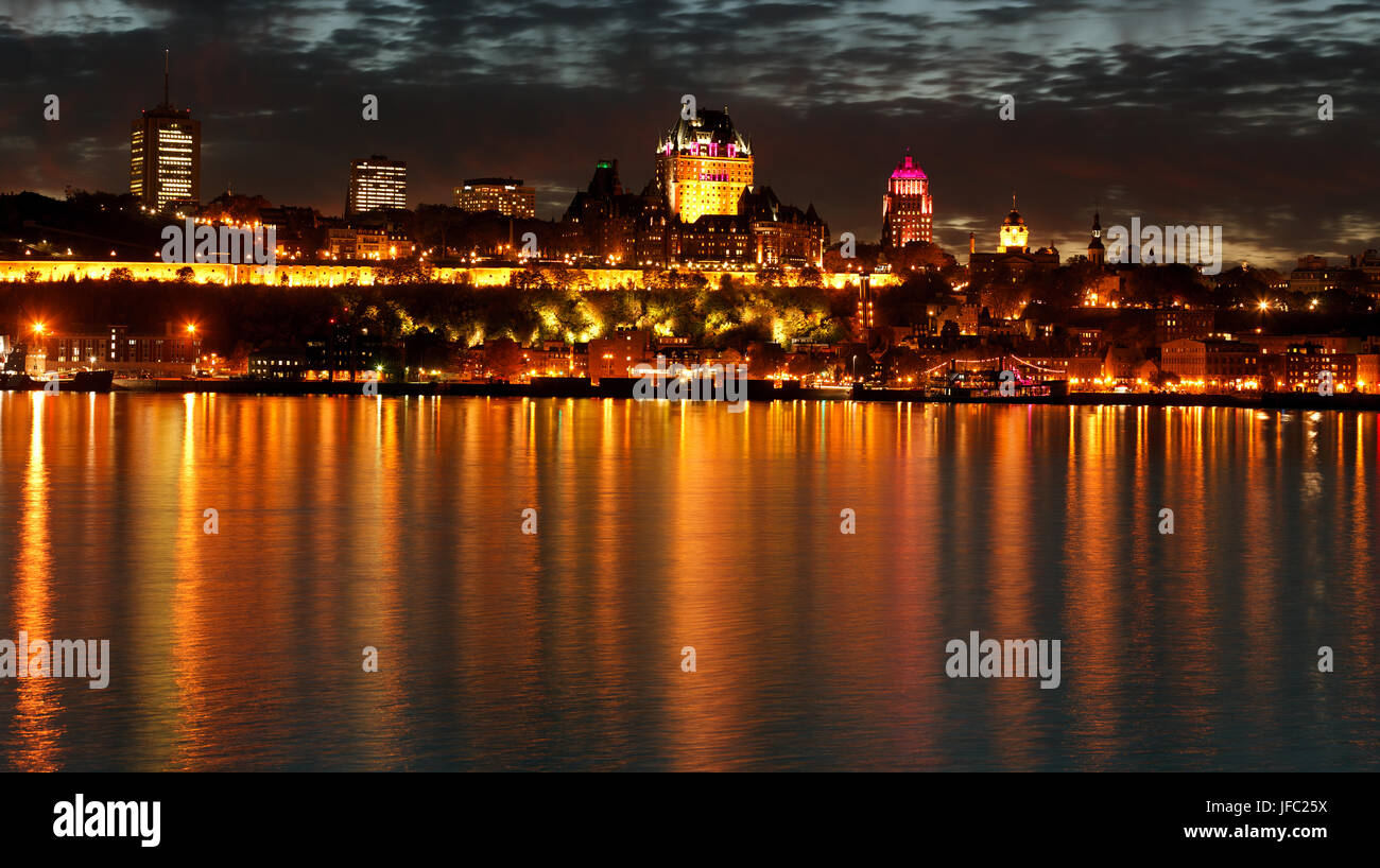 Québec at night Stock Photo - Alamy