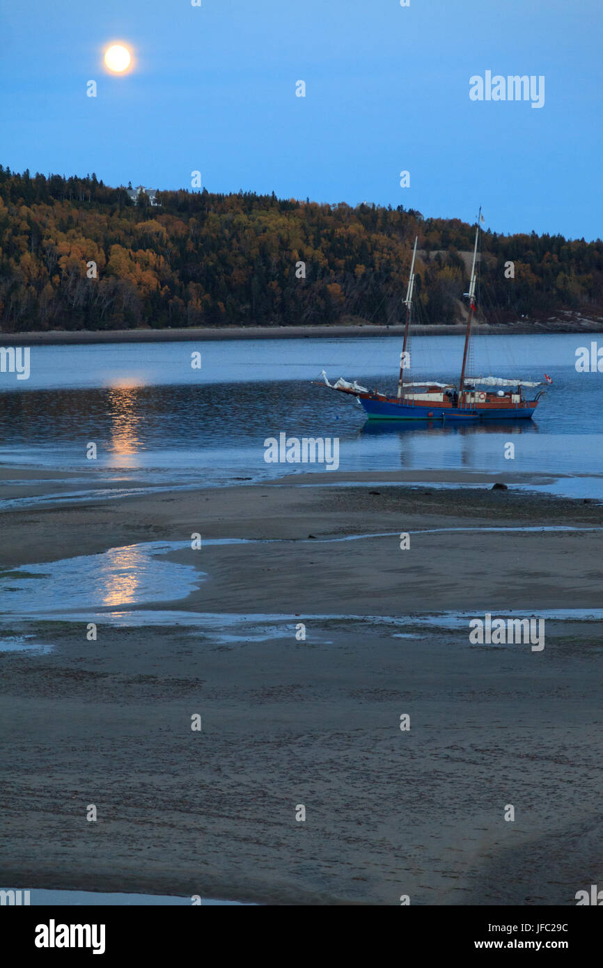 Boat sailing in moonlight hi-res stock photography and images - Alamy