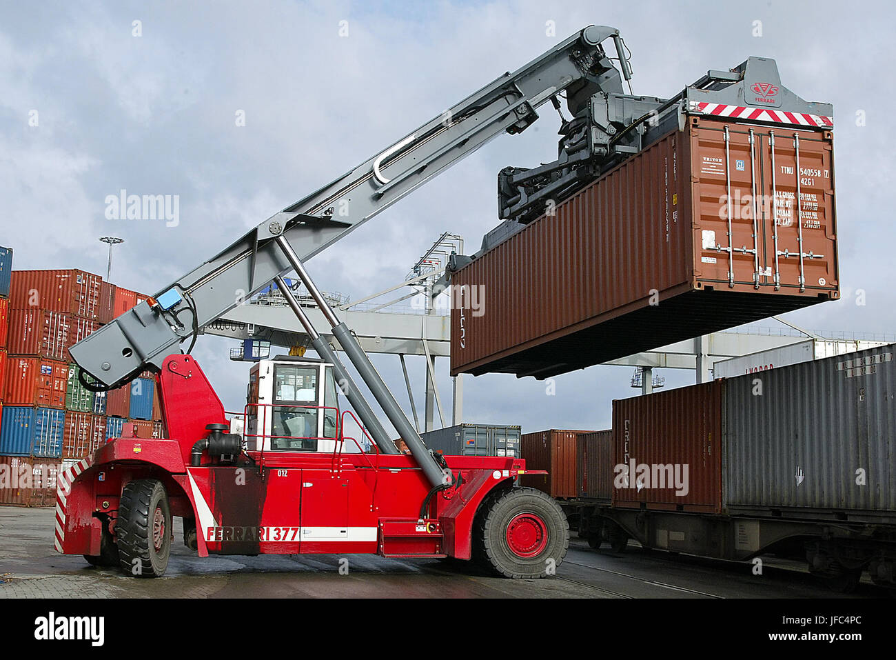 Container frachtcontainer hi-res stock photography and images - Alamy