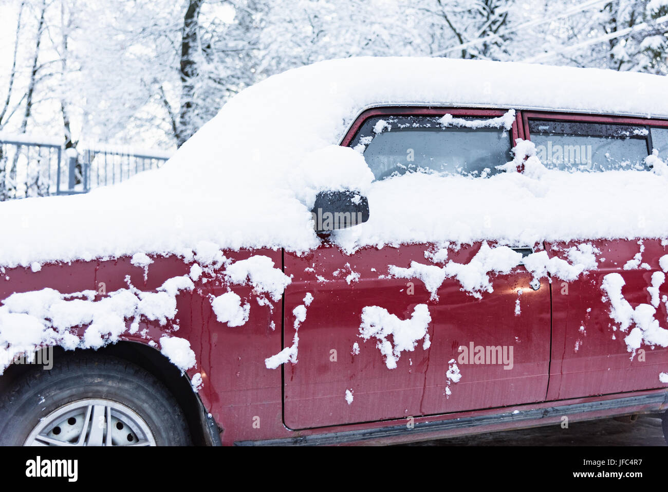 Cars snow hi-res stock photography and images - Alamy