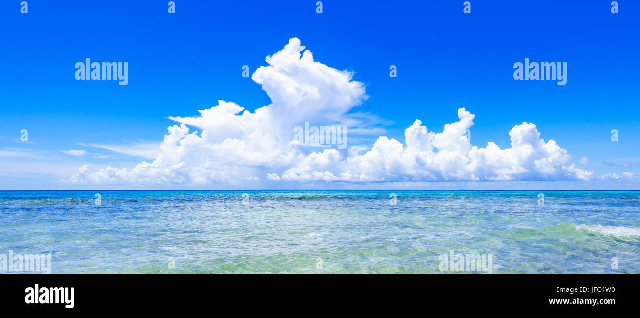 Blue sea and clouds hi-res stock photography and images - Alamy