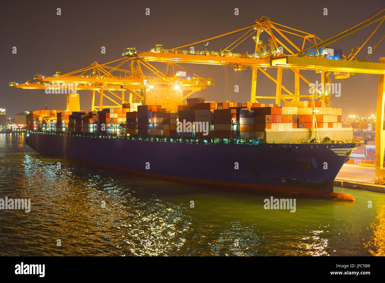 Sea commercial port night hi-res stock photography and images - Alamy