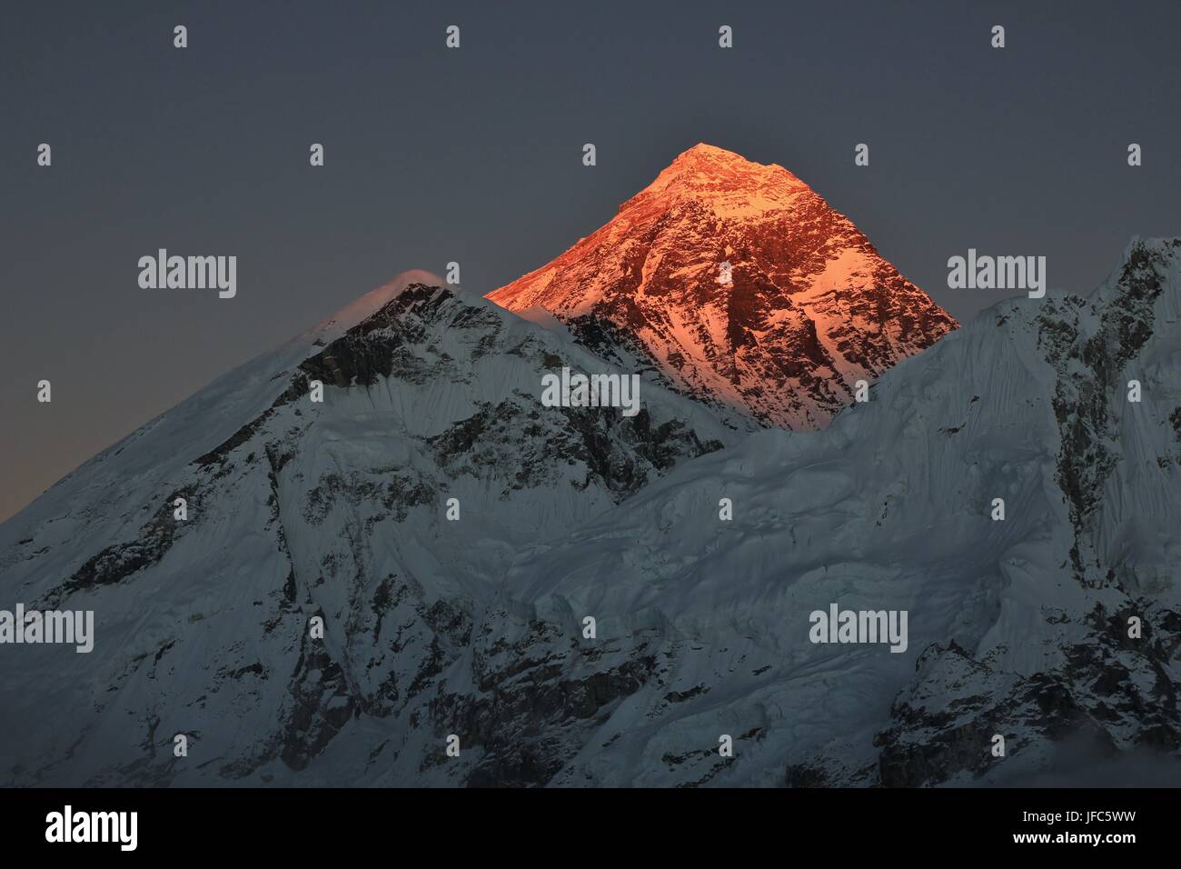 Mount everest at sunset hi-res stock photography and images - Alamy