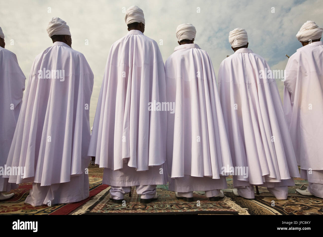 White turbans africa hi-res stock photography and images - Alamy
