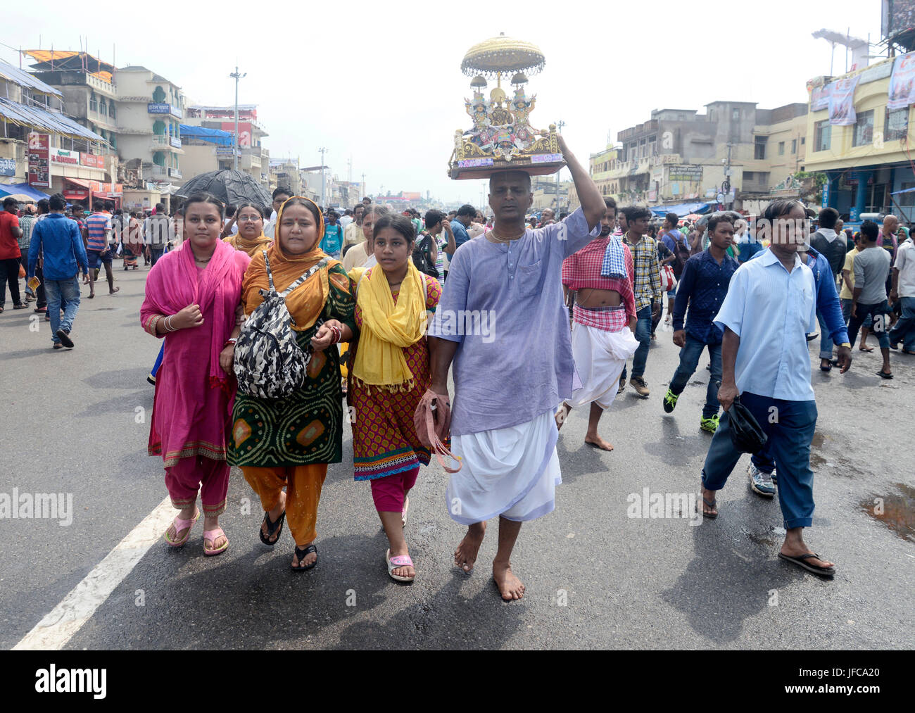 Hindu family visit temple hi-res stock photography and images - Alamy