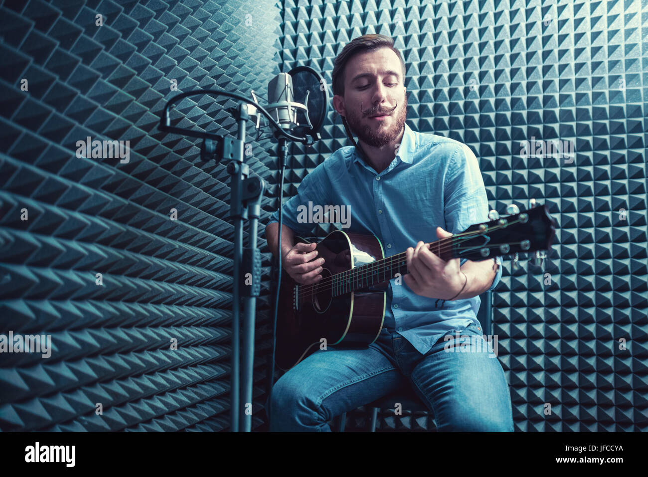 Professional singer hi-res stock photography and images - Alamy