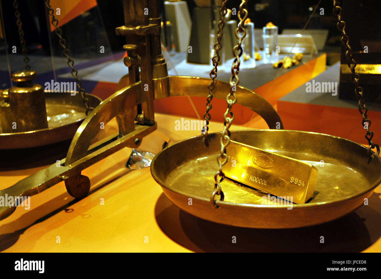 Gold bar and weighing scales Stock Photo - Alamy