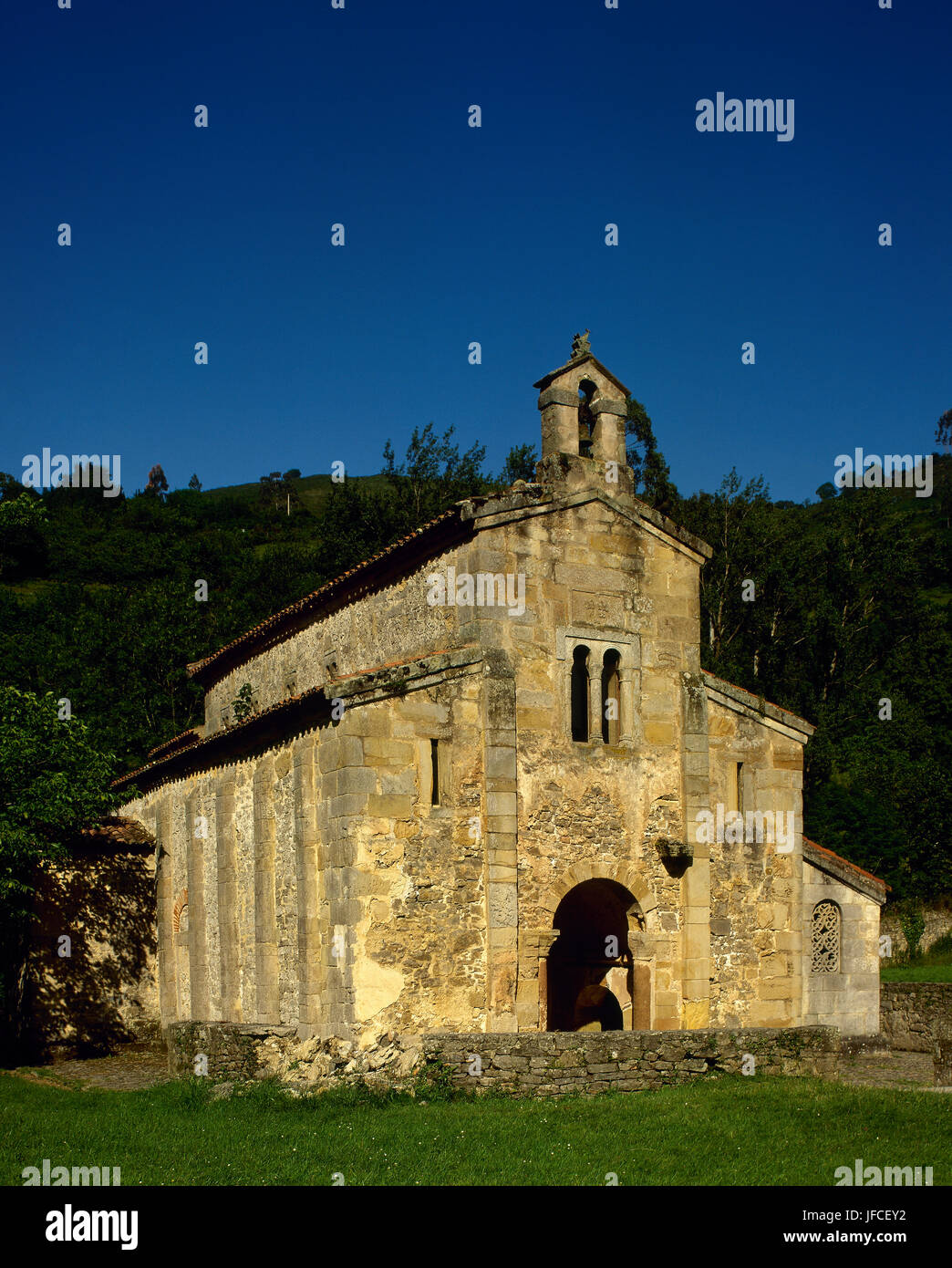 Pre romanesque style hi-res stock photography and images - Alamy