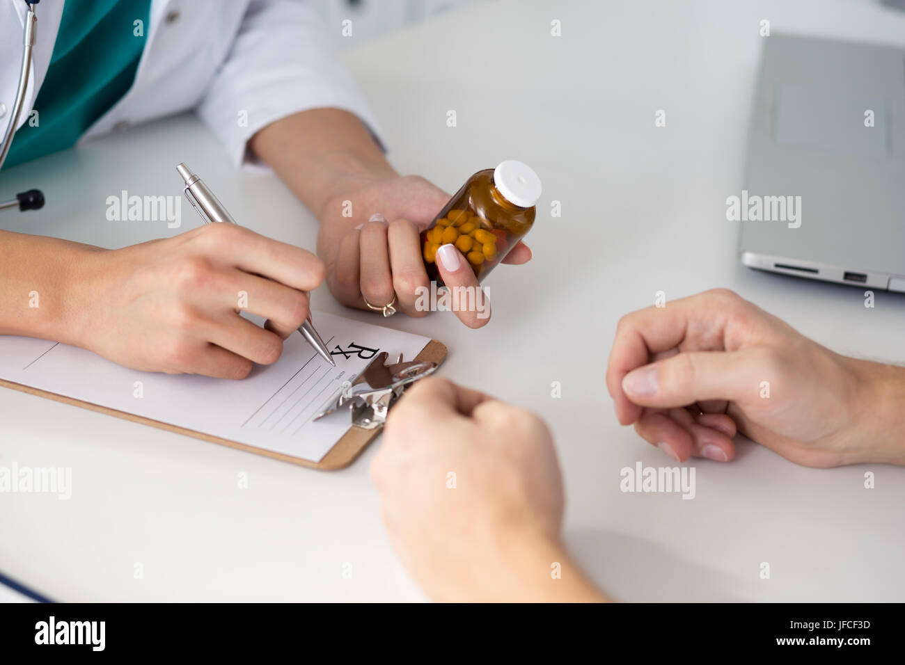 Doctor instructions nurse hi-res stock photography and images - Alamy