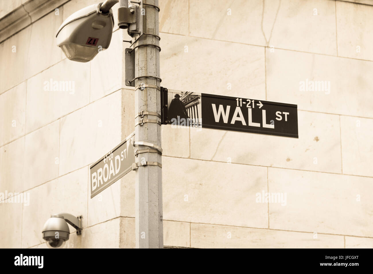 Sign on the Wall Street Stock Photo - Alamy