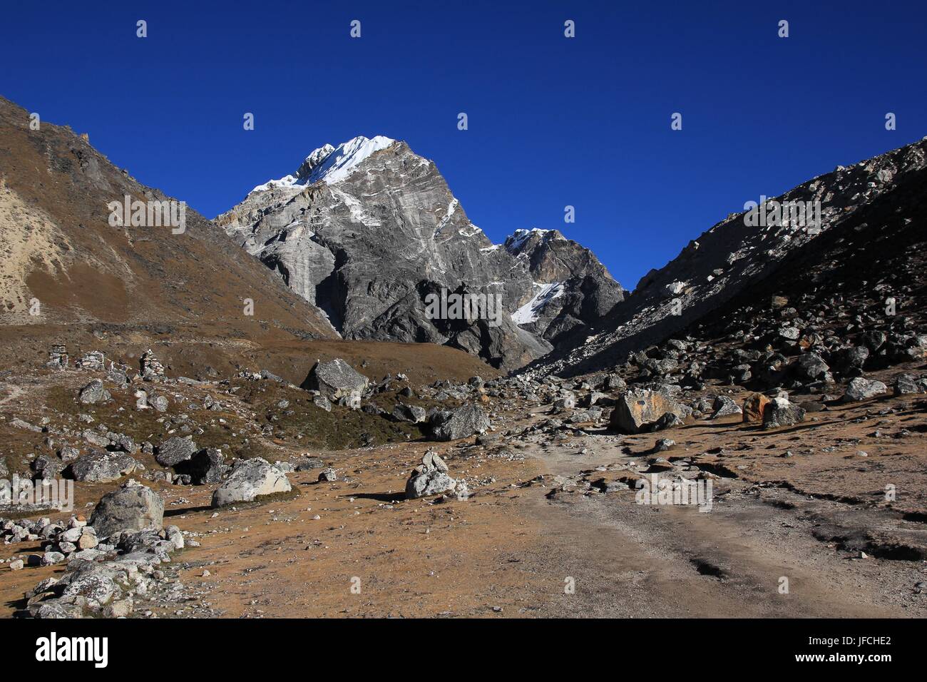Lobuche peak hi-res stock photography and images - Alamy