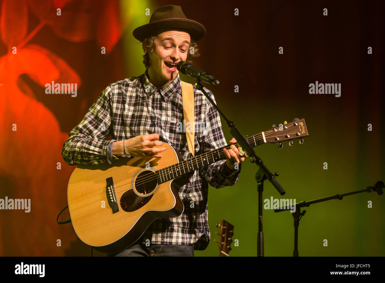 Nickless singer hi-res stock photography and images - Alamy