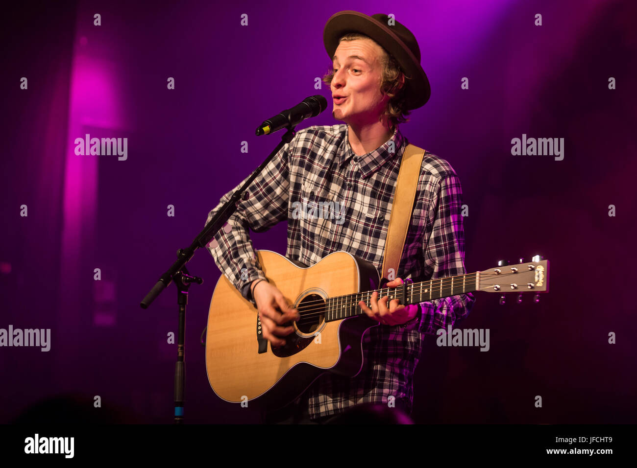 Nickless singer hi-res stock photography and images - Alamy