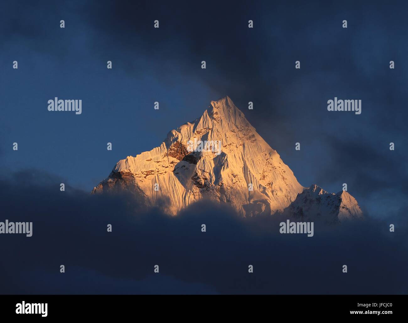 Peak of mount Ama Dablam at sunset Stock Photo - Alamy