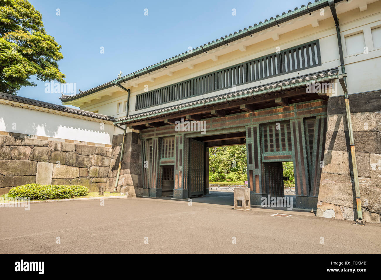 Hirakawa-mon entrance gate to the East Gardens of the Imperial Palace ...