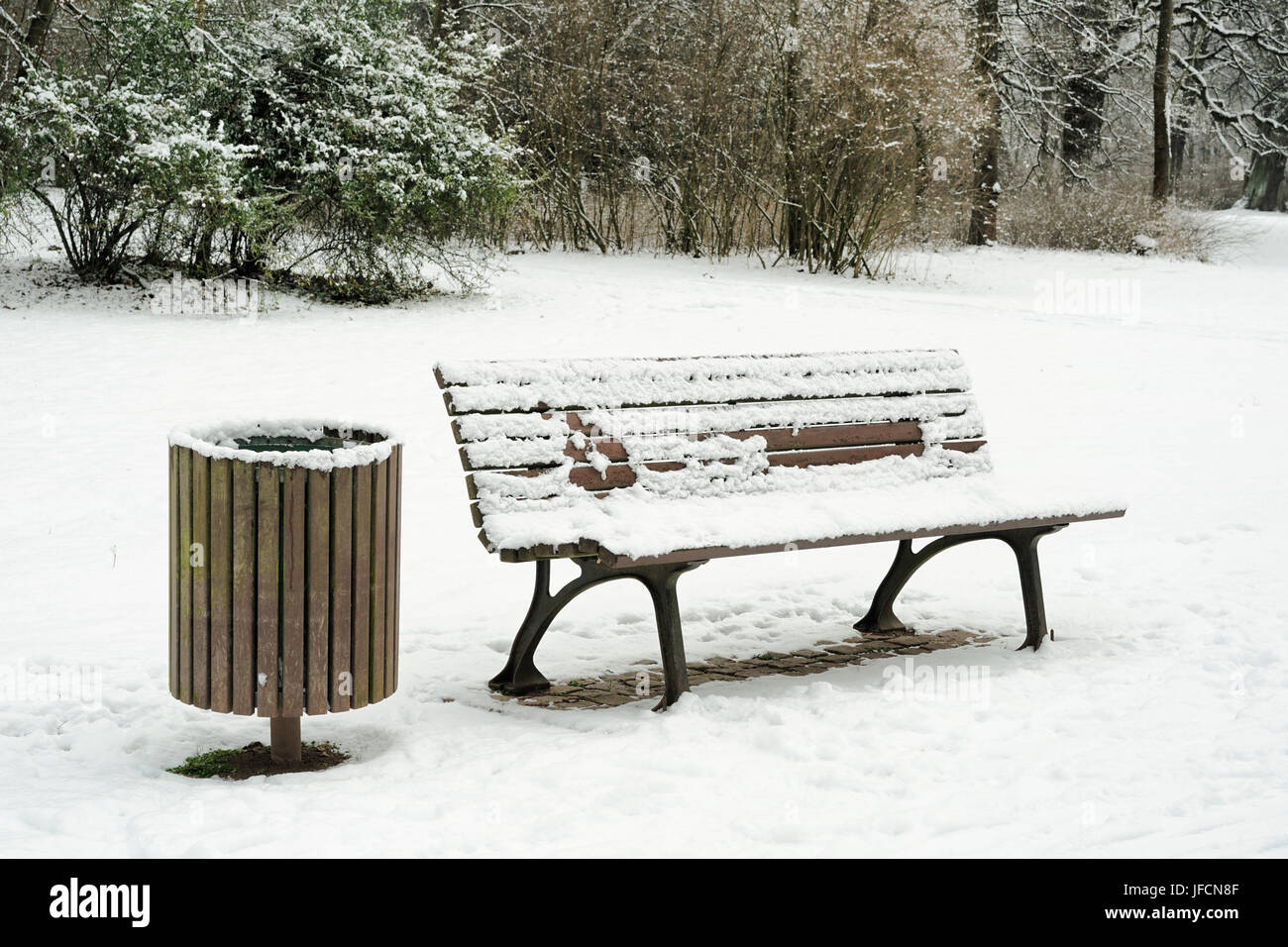 Winter park bench hi-res stock photography and images - Alamy