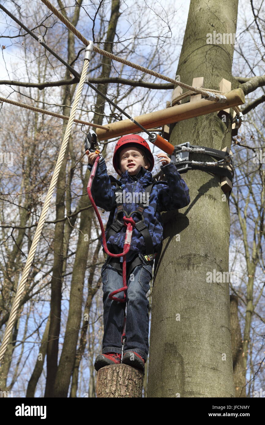 Kids climbing trees hi-res stock photography and images - Alamy