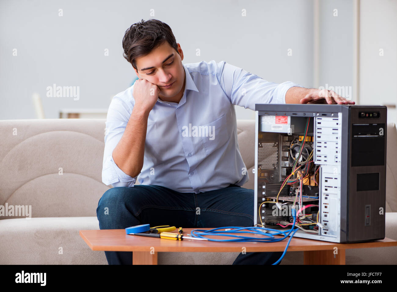 Frustrated man with broken pc computer Stock Photo - Alamy