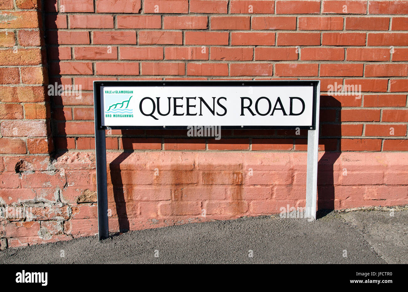 Queens insignia hi-res stock photography and images - Alamy