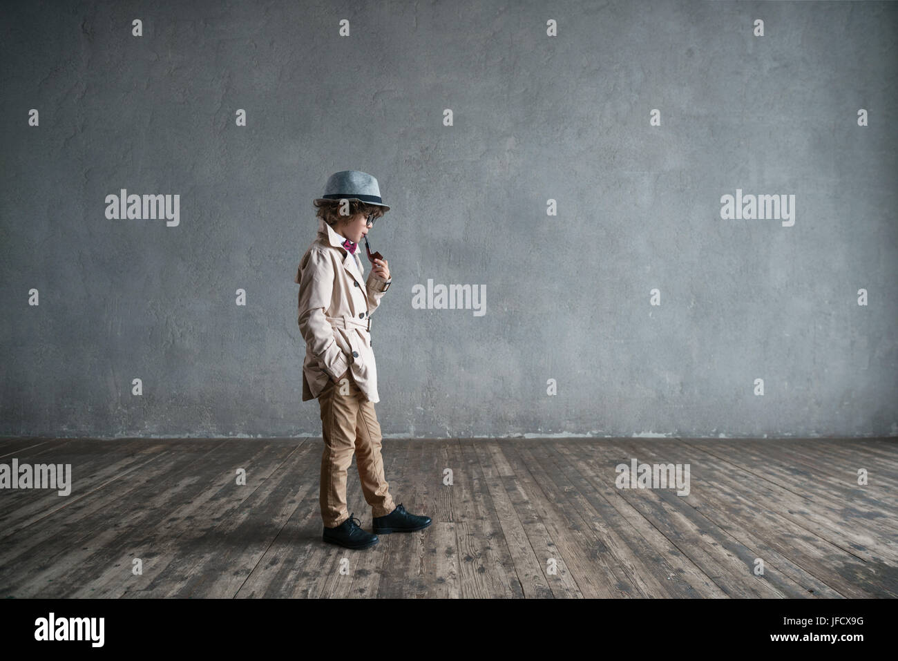 Old fashioned detective hi-res stock photography and images - Alamy