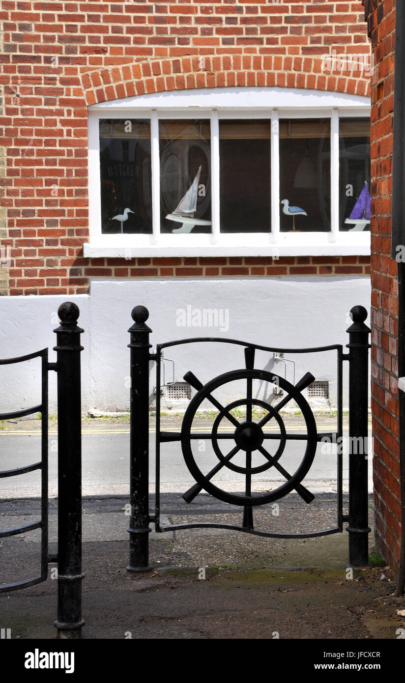 Side passageway hi-res stock photography and images - Alamy