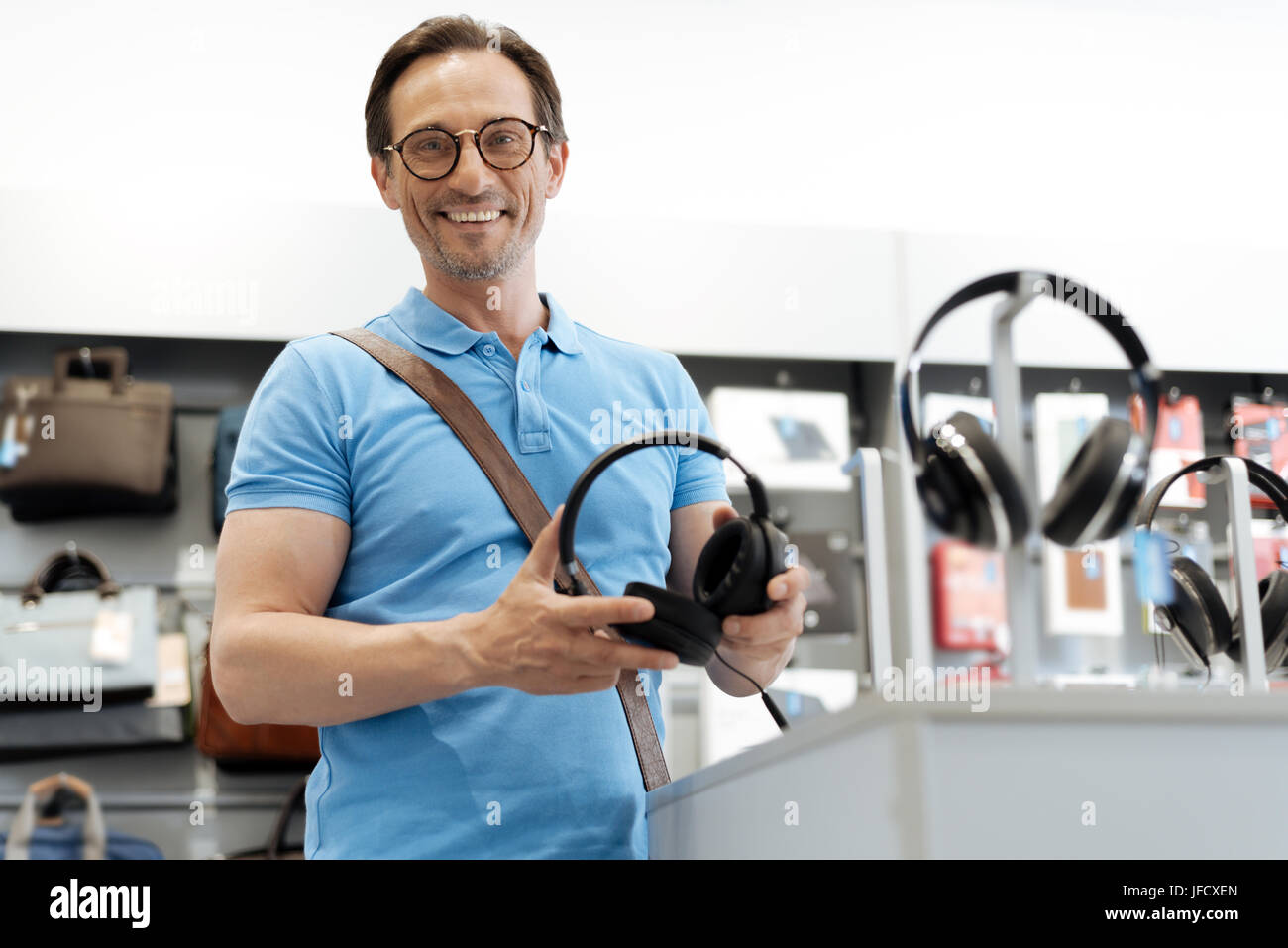 Male buying electronics hi-res stock photography and images - Alamy