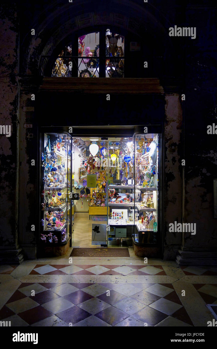 Curio shop souvenir hi-res stock photography and images - Alamy