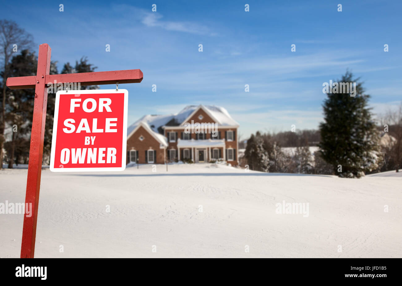 Large lawn in front house hi-res stock photography and images - Alamy