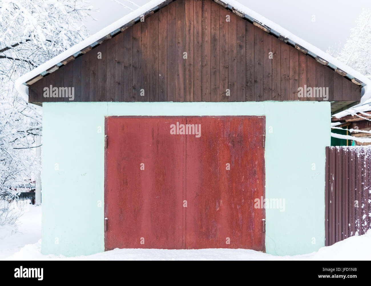 white garage closed Stock Photo - Alamy