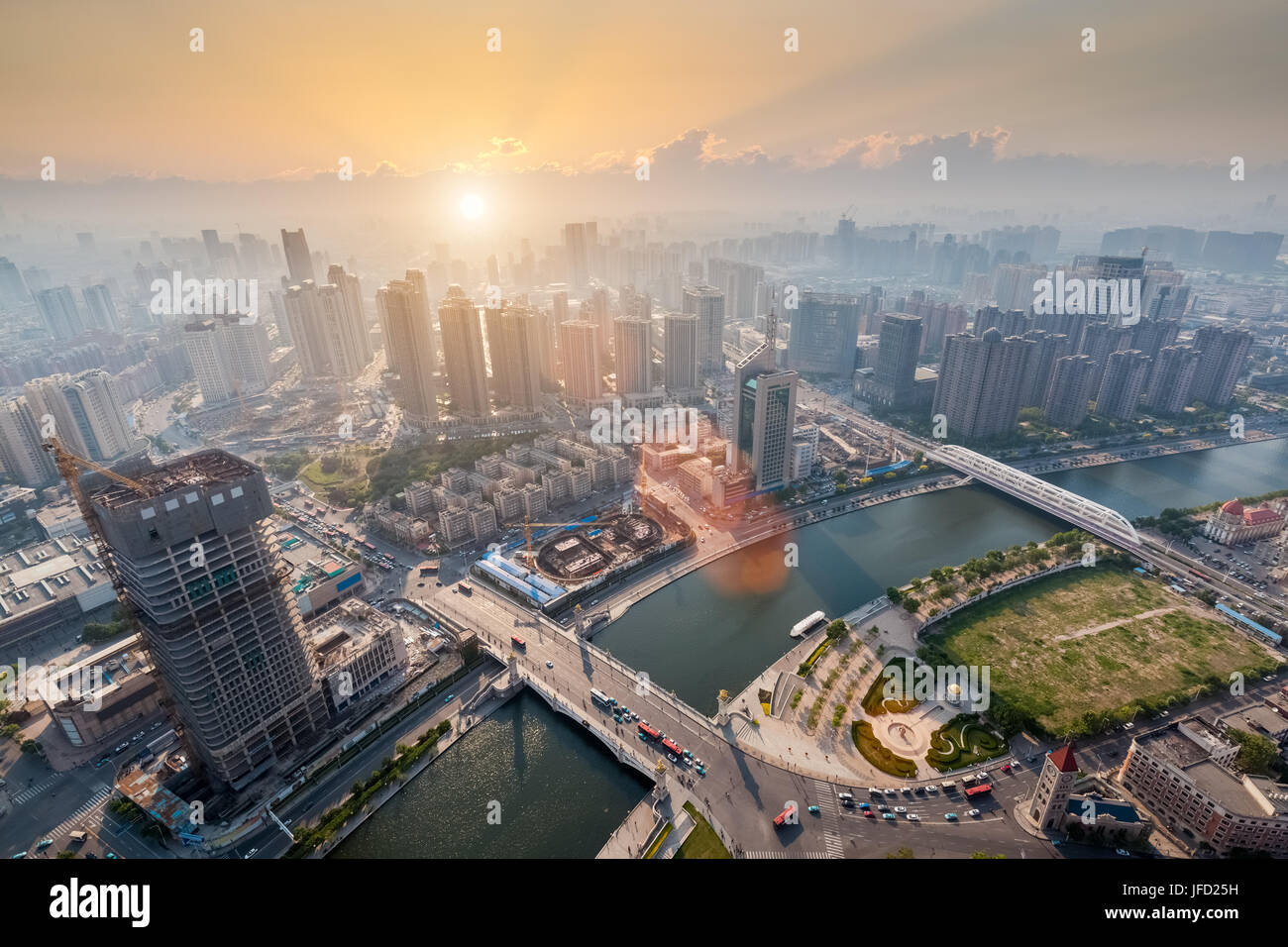 Construction building in modern city hi-res stock photography and ...