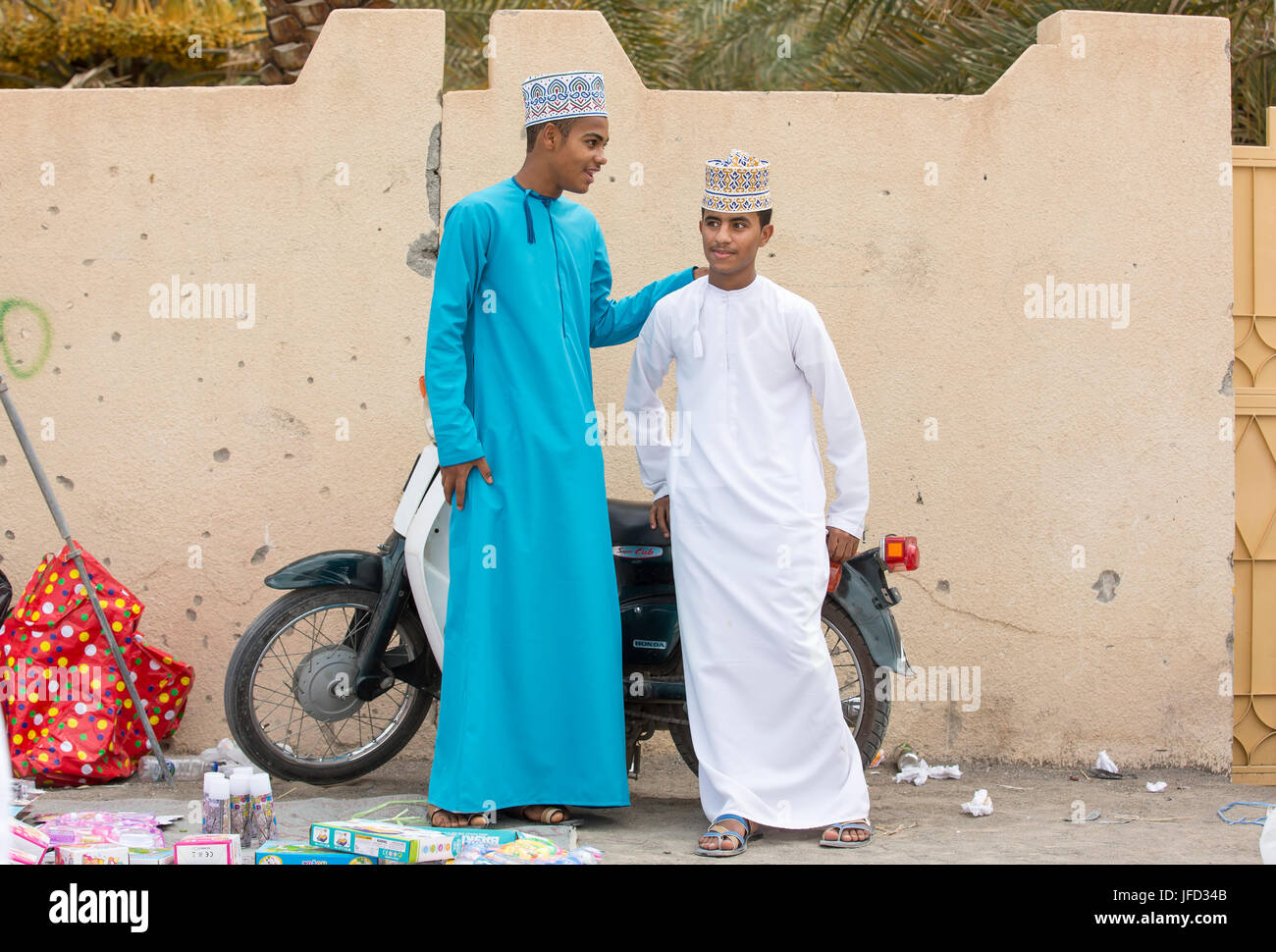 Omani Men In Traditional Dress Stock Photos & Omani Men In Traditional ...