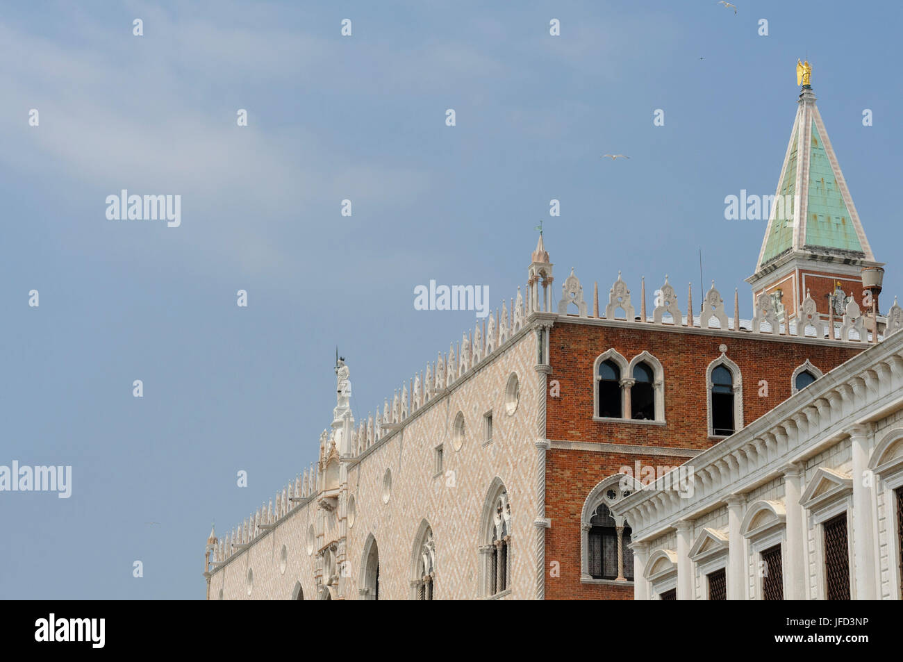 Doge palace roof hi-res stock photography and images - Alamy