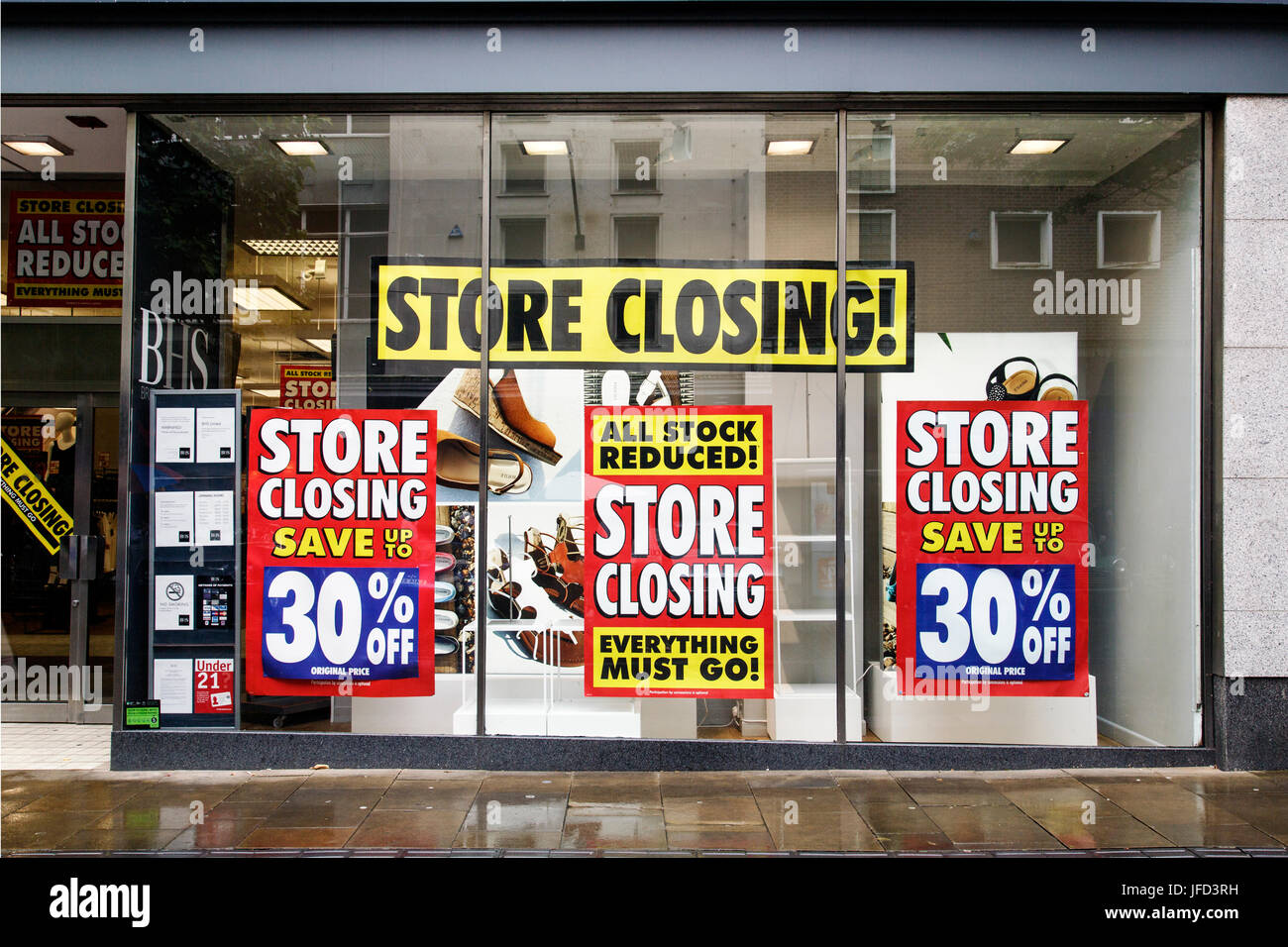Shoppers enter a department store that is closing down. British Home ...