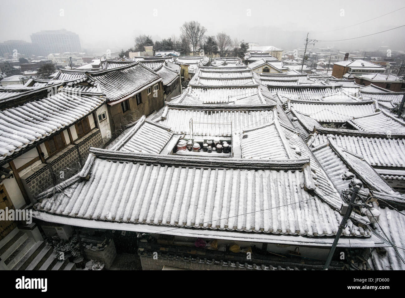 Bukchon hanok snow hi-res stock photography and images - Alamy