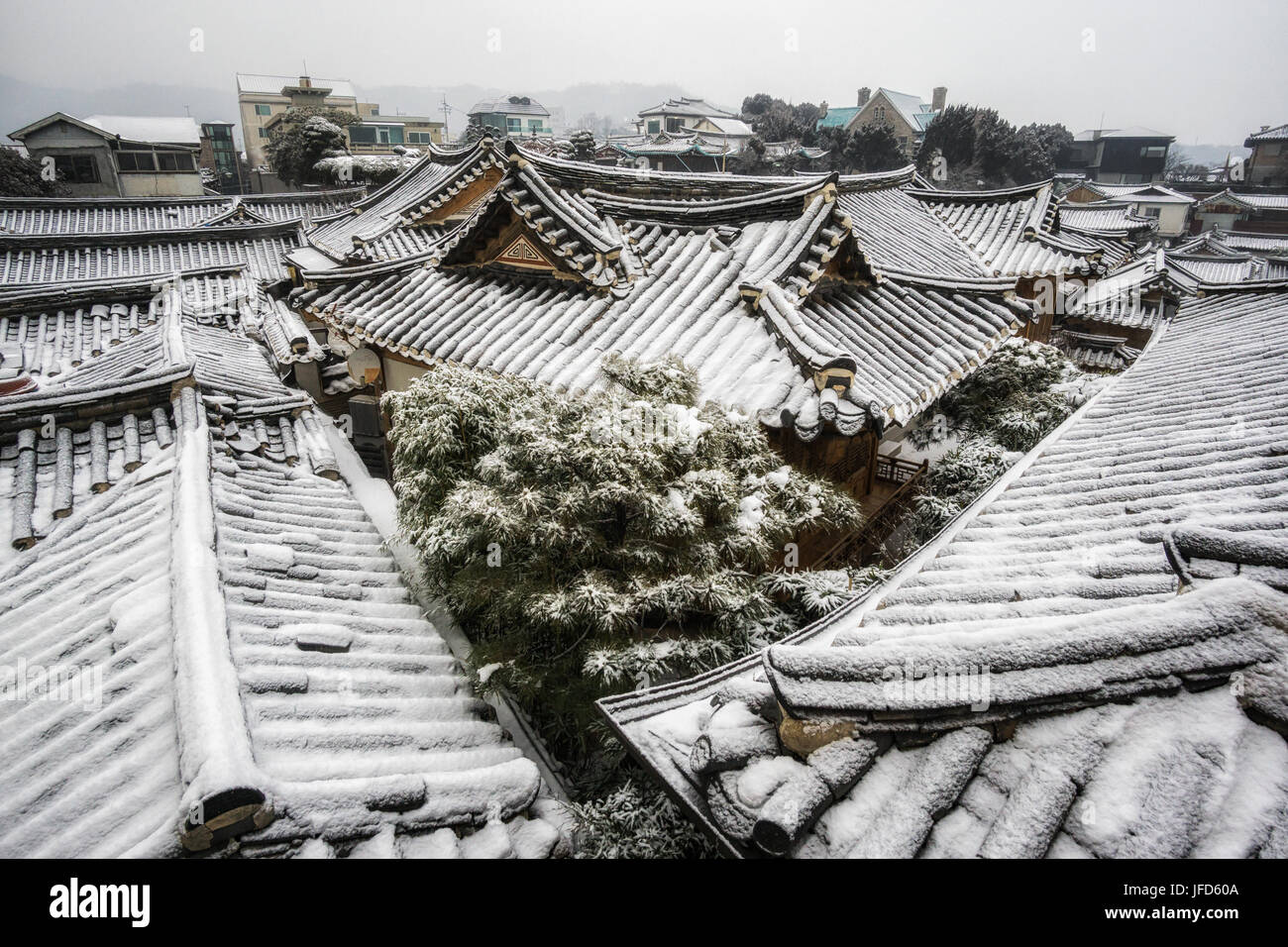 Bukchon hanok snow hi-res stock photography and images - Alamy