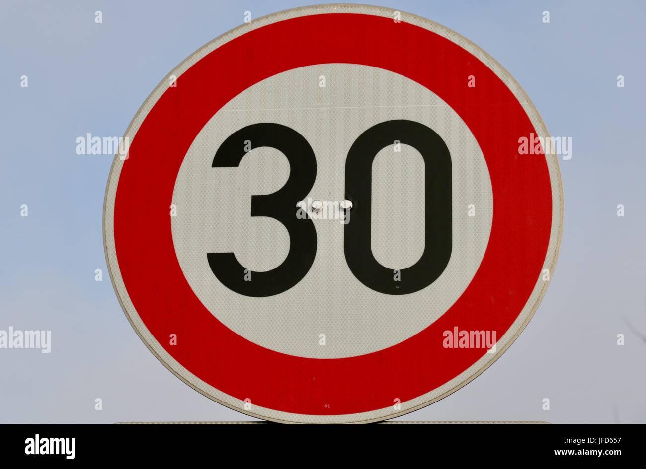 30 zone schild hi-res stock photography and images - Alamy