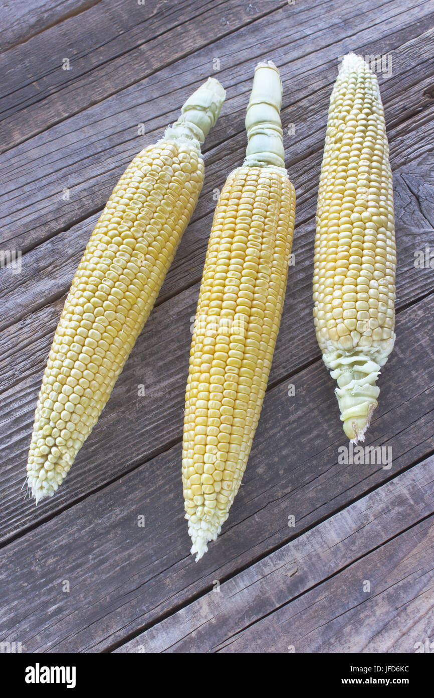 Corn cobs on wooden hi-res stock photography and images - Alamy