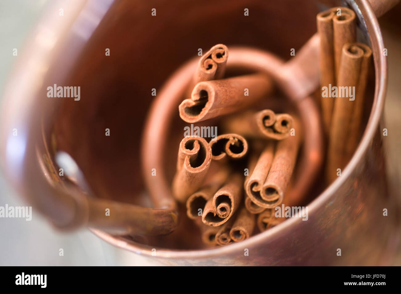 Container of cinnamon stick hi-res stock photography and images - Alamy