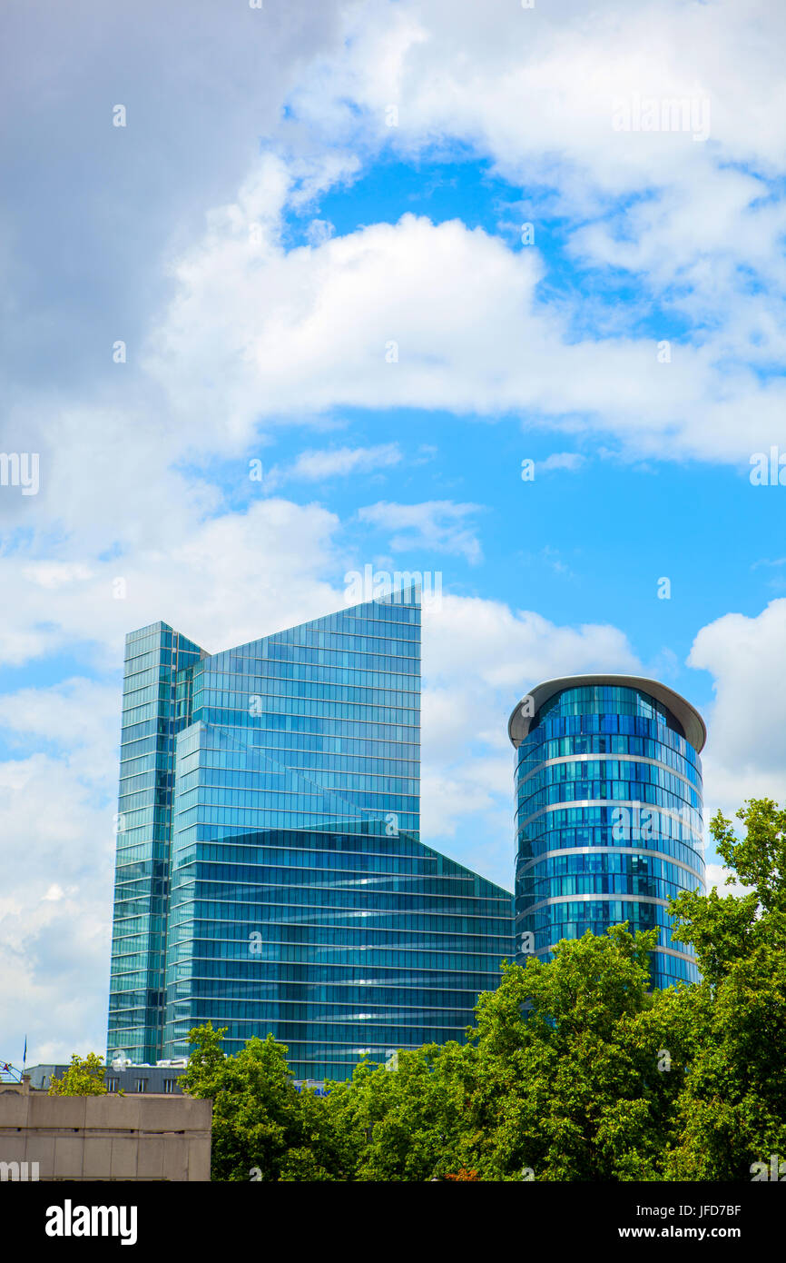 Building near park hi-res stock photography and images - Alamy